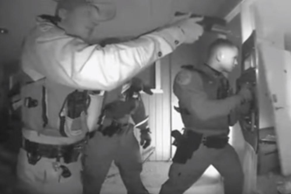 POGLEDAJTE KAKO JE POLICIJA NAORUŽANA DO ZUBA UPALA U KUĆU ZBOG DEČAKA ...