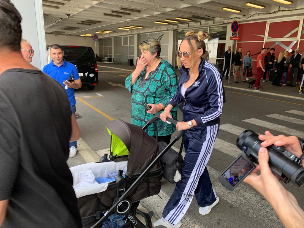 PRED MOŠTIMA SVETOG VASILIJA GODINAMA SE MOLILA ZA BLAGOSLOV: Sad je Goga Sekulić KRSTILA SINA ...