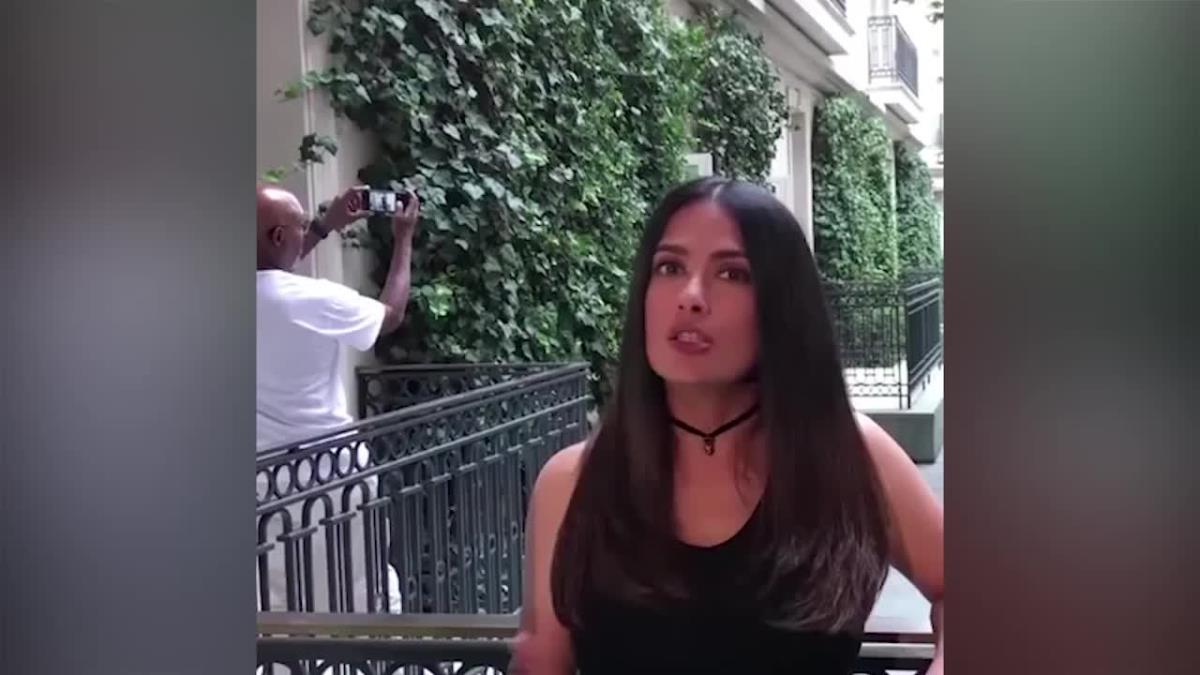 DOK JE SELMA HAJEK DAVALA INTERVJU, NIJE PRIMETILA ŠTA JOJ IZA LEĐA ...