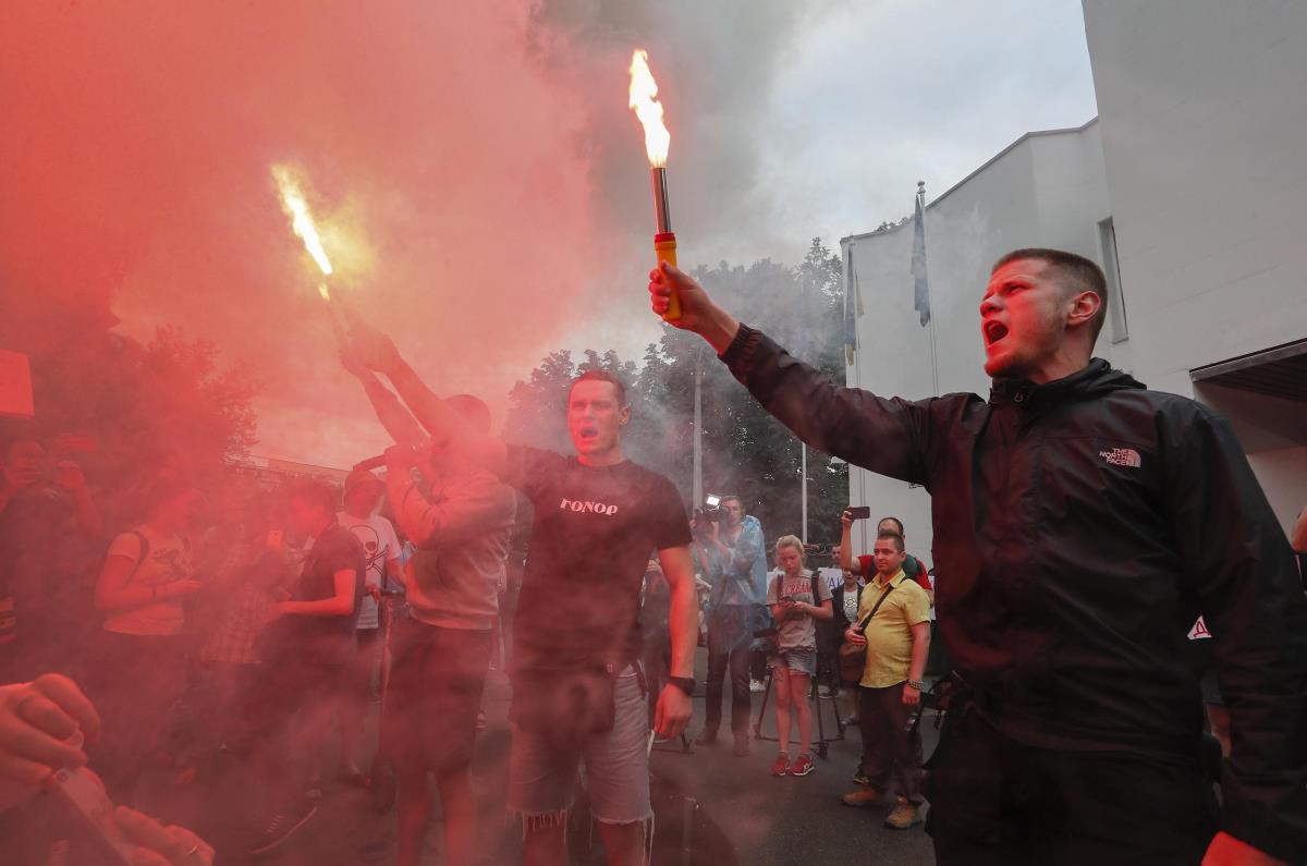 BURA U UKRAJINI! POLICAJCI UBILI DEČAKA (5): Pijani pucali u limenke ...