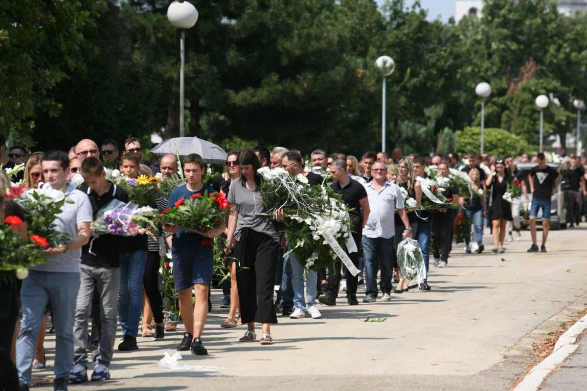 IGOR BULAT SAHRANJEN UZ POTRESNU PESMU DINA MERLINA! Brat Marko: Igor ...