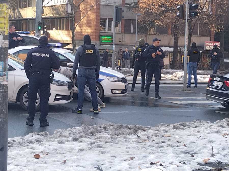 POGLEDAJTE KAKO SU UHAPŠENI OSUMNJIČENI ZA UBISTVO PIVCETA: Vozač "škode" pokušao da pobegne ...